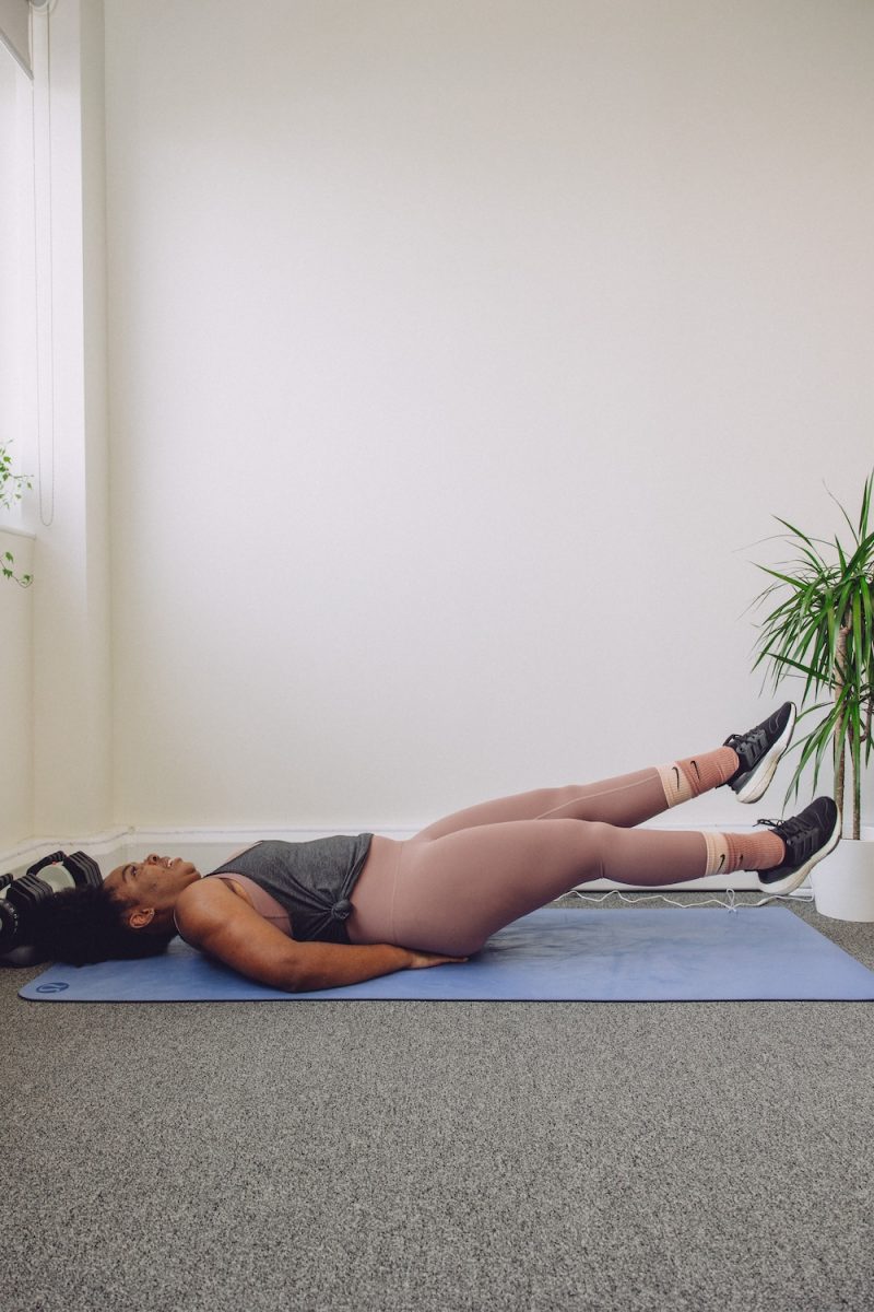 Perfect Form: How To Do Flutter Kicks (Core Exercise) - keep it simpElle